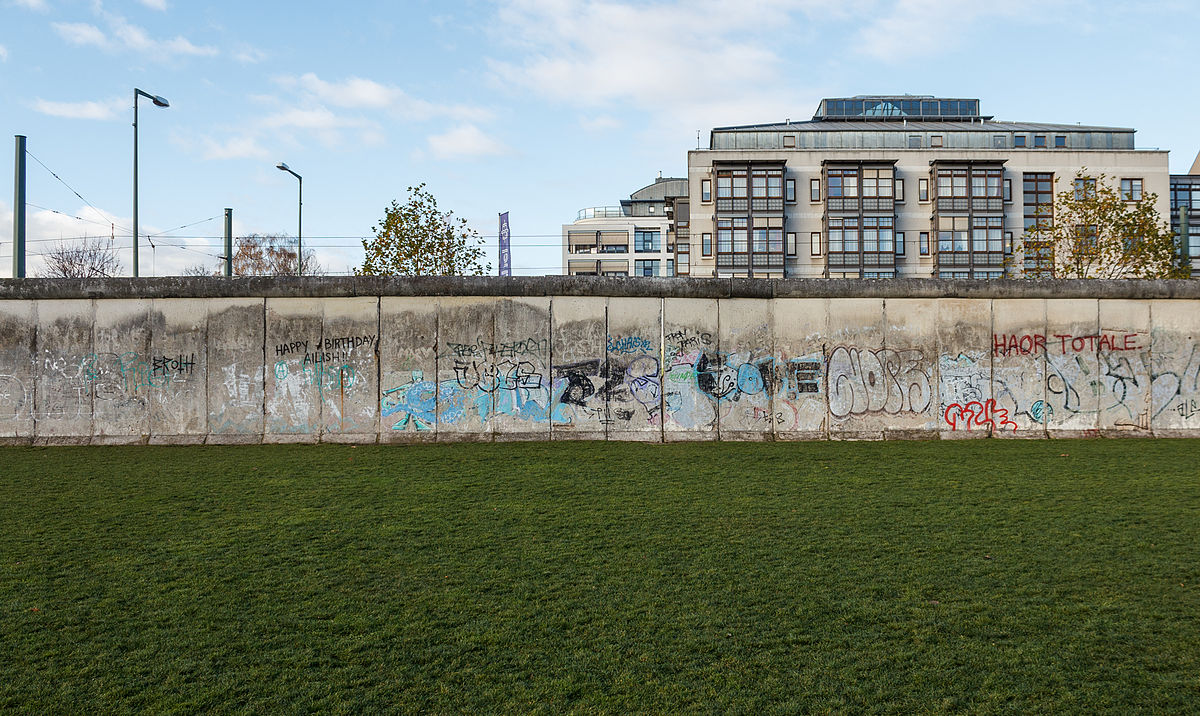 25 Facts About The Berlin Wall You Didn't Know Yet - LearnOutLive